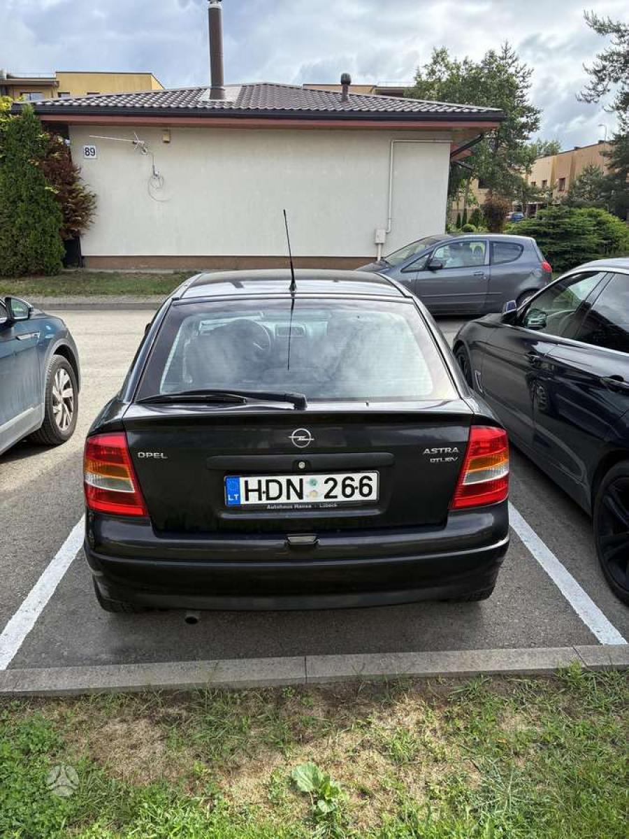 Black Opel Astra 2000 in Vilnius, with an engine capacity of 2.00 L and mileage of 297 thousand km for 850 €, photo 4 on AUTOMOTO.COM.LV