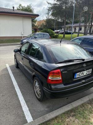 Black Opel Astra 2000 in Vilnius, with an engine capacity of 2.00 L and mileage of 297 thousand km for 850 €, photo 6 on AUTOMOTO.COM.LV