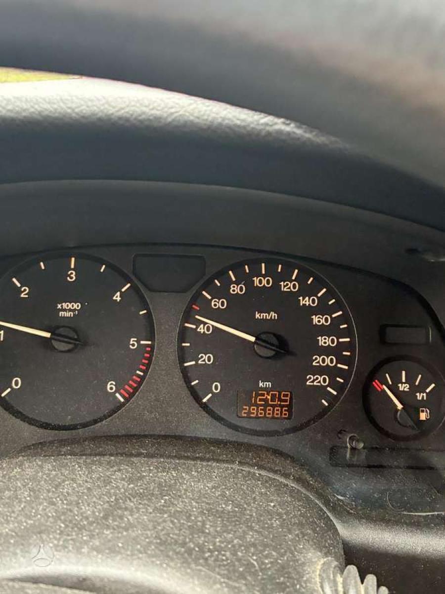 Black Opel Astra 2000 in Vilnius, with an engine capacity of 2.00 L and mileage of 297 thousand km for 850 €, photo 7 on AUTOMOTO.COM.LV