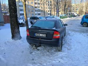 Black Opel Astra 2002 in Kaunas, with an engine capacity of 2.00 L and mileage of 263 thousand km for 980 €, photo 3 on AUTOMOTO.COM.LV