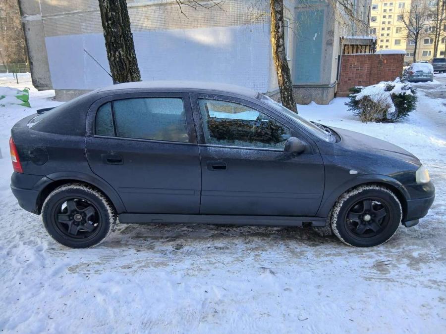 Black Opel Astra 2002 in Kaunas, with an engine capacity of 2.00 L and mileage of 263 thousand km for 980 €, photo 4 on AUTOMOTO.COM.LV