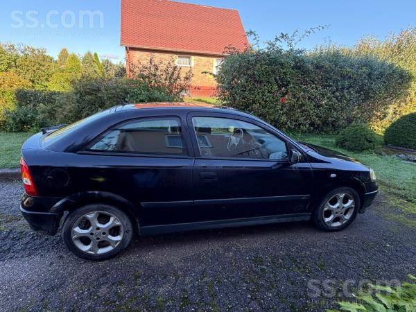 Black Opel Astra 2002 in Saldus, with an engine capacity of 1.60 L and mileage of 182 thousand km for 500 €, photo 4 on AUTOMOTO.COM.LV