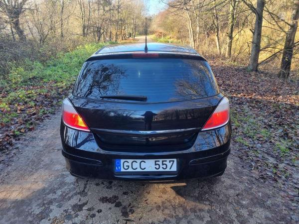 Melns Opel Astra 2004 Kauņa, ar dzinēja tilpumu 1.70 L un nobraukumu 279 tūkst. km par 1000 €, foto 5 vietnē AUTOMOTO.COM.LV