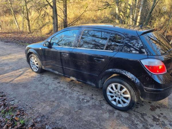 Melns Opel Astra 2004 Kauņa, ar dzinēja tilpumu 1.70 L un nobraukumu 279 tūkst. km par 1000 €, foto 6 vietnē AUTOMOTO.COM.LV