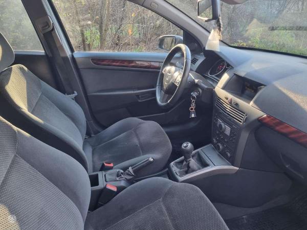Melns Opel Astra 2004 Kauņa, ar dzinēja tilpumu 1.70 L un nobraukumu 279 tūkst. km par 1000 €, foto 7 vietnē AUTOMOTO.COM.LV
