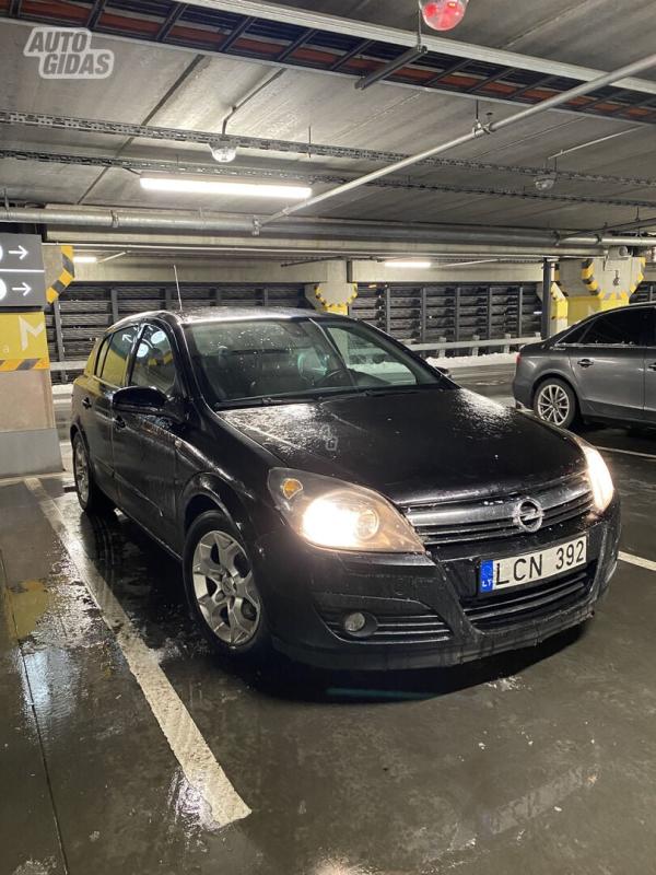 Melns Opel Astra 2004 Kauņa, ar dzinēja tilpumu 1.70 L un nobraukumu 302 tūkst. km par 1200 €, foto 2 vietnē AUTOMOTO.COM.LV
