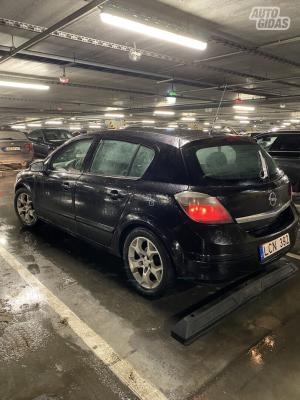 Black Opel Astra 2004 in Kaunas, with an engine capacity of 1.70 L and mileage of 302 thousand km for 1200 €, photo 4 on AUTOMOTO.COM.LV