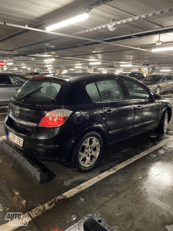 Melns Opel Astra 2004 Kauņa, ar dzinēja tilpumu 1.70 L un nobraukumu 302 tūkst. km par 1200 €, foto 5 vietnē AUTOMOTO.COM.LV