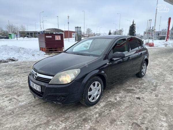 Black Opel Astra 2004 in Ukmerge, with an engine capacity of 1.70 L and mileage of 400 thousand km for 750 €, photo 1 on AUTOMOTO.COM.LV