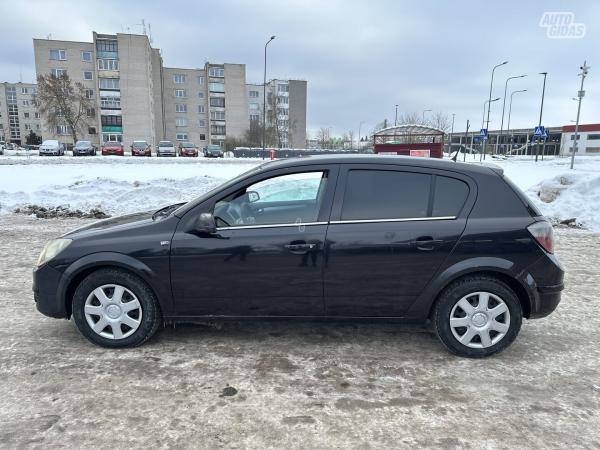 Black Opel Astra 2004 in Ukmerge, with an engine capacity of 1.70 L and mileage of 400 thousand km for 750 €, photo 2 on AUTOMOTO.COM.LV
