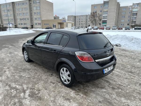 Black Opel Astra 2004 in Ukmerge, with an engine capacity of 1.70 L and mileage of 400 thousand km for 750 €, photo 3 on AUTOMOTO.COM.LV