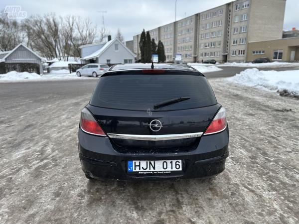 Black Opel Astra 2004 in Ukmerge, with an engine capacity of 1.70 L and mileage of 400 thousand km for 750 €, photo 4 on AUTOMOTO.COM.LV