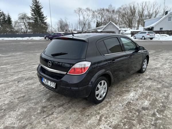 Black Opel Astra 2004 in Ukmerge, with an engine capacity of 1.70 L and mileage of 400 thousand km for 750 €, photo 5 on AUTOMOTO.COM.LV
