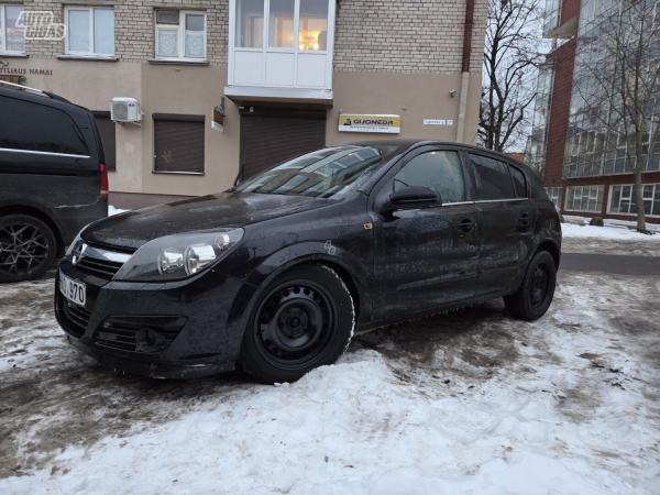Black Opel Astra 2004 in Klaipeda, with an engine capacity of 1.70 L and mileage of 301 thousand km for 1299 €, photo 1 on AUTOMOTO.COM.LV