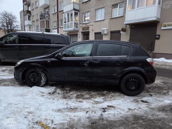 Black Opel Astra 2004 in Klaipeda, with an engine capacity of 1.70 L and mileage of 301 thousand km for 1299 €, photo 2 on AUTOMOTO.COM.LV