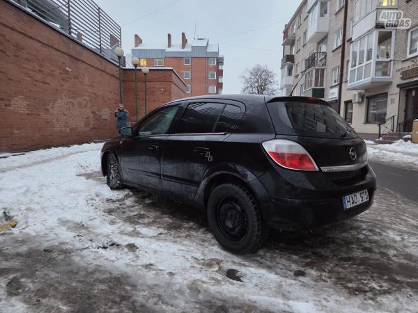 Black Opel Astra 2004 in Klaipeda, with an engine capacity of 1.70 L and mileage of 301 thousand km for 1299 €, photo 3 on AUTOMOTO.COM.LV