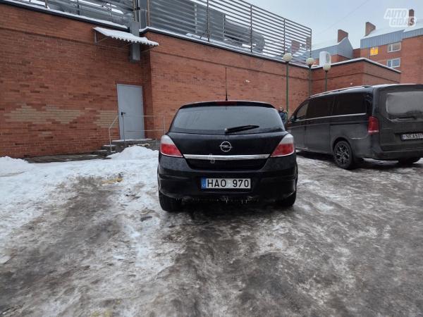 Black Opel Astra 2004 in Klaipeda, with an engine capacity of 1.70 L and mileage of 301 thousand km for 1299 €, photo 4 on AUTOMOTO.COM.LV
