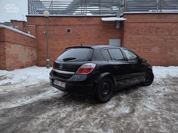 Black Opel Astra 2004 in Klaipeda, with an engine capacity of 1.70 L and mileage of 301 thousand km for 1299 €, photo 5 on AUTOMOTO.COM.LV