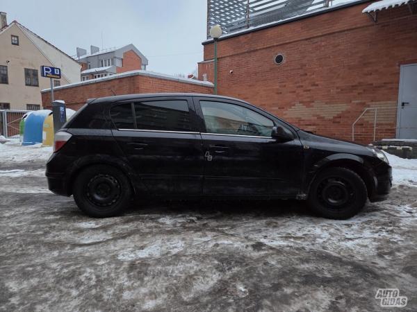 Black Opel Astra 2004 in Klaipeda, with an engine capacity of 1.70 L and mileage of 301 thousand km for 1299 €, photo 6 on AUTOMOTO.COM.LV