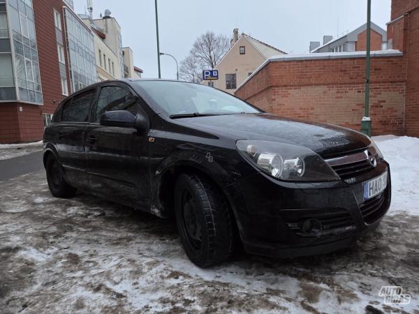 Black Opel Astra 2004 in Klaipeda, with an engine capacity of 1.70 L and mileage of 301 thousand km for 1299 €, photo 7 on AUTOMOTO.COM.LV