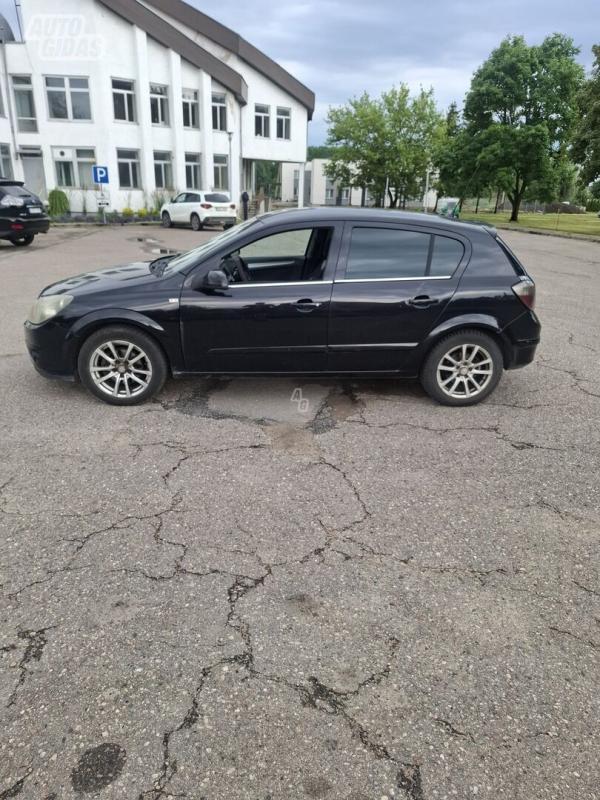 Black Opel Astra 2004 in Alytus, with an engine capacity of 1.70 L and mileage of 328 thousand km for 600 €, photo 3 on AUTOMOTO.COM.LV