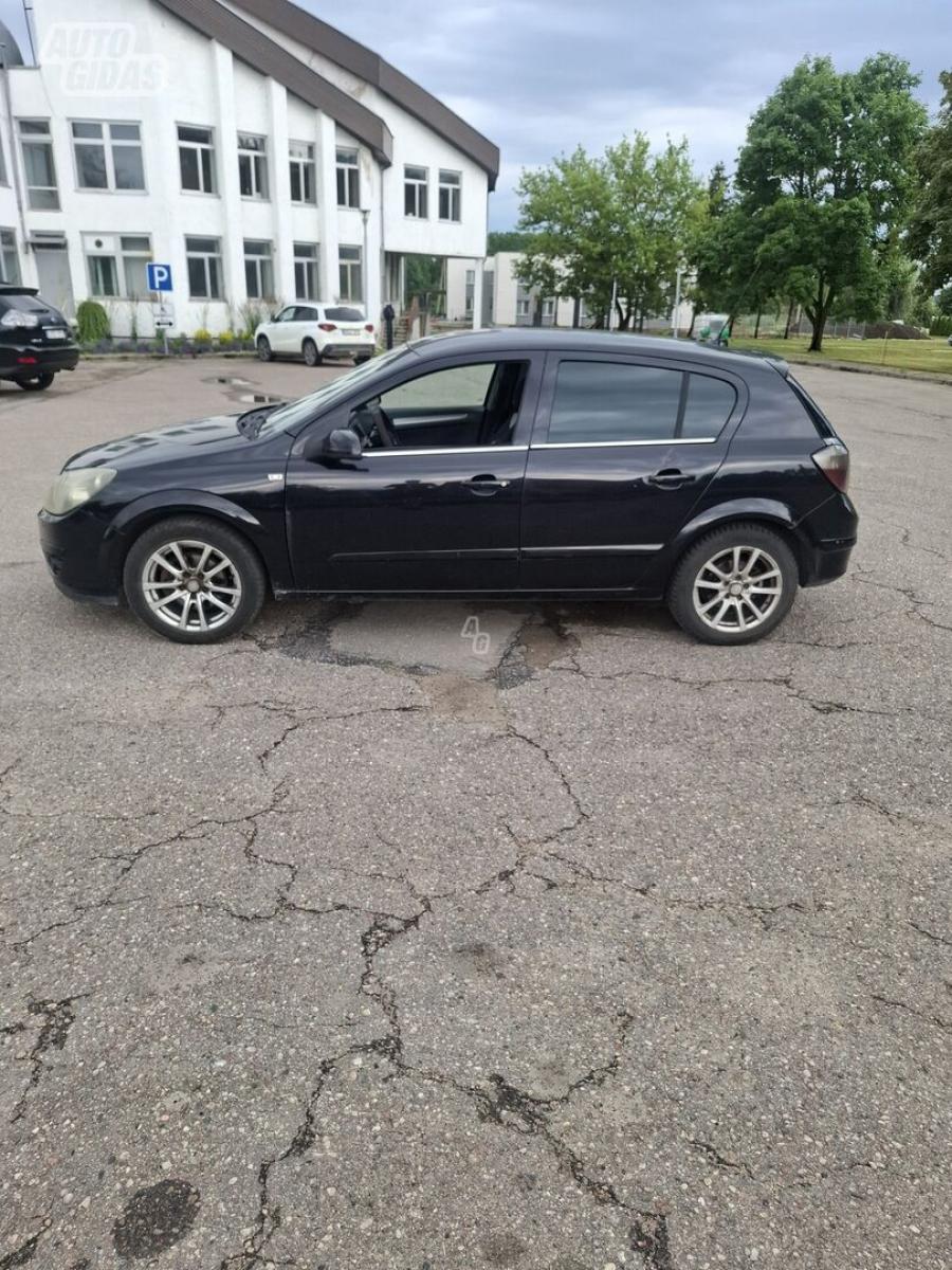 Melns Opel Astra 2004 Alīta, ar dzinēja tilpumu 1.70 L un nobraukumu 328 tūkst. km par 600 €, foto 4 vietnē AUTOMOTO.COM.LV