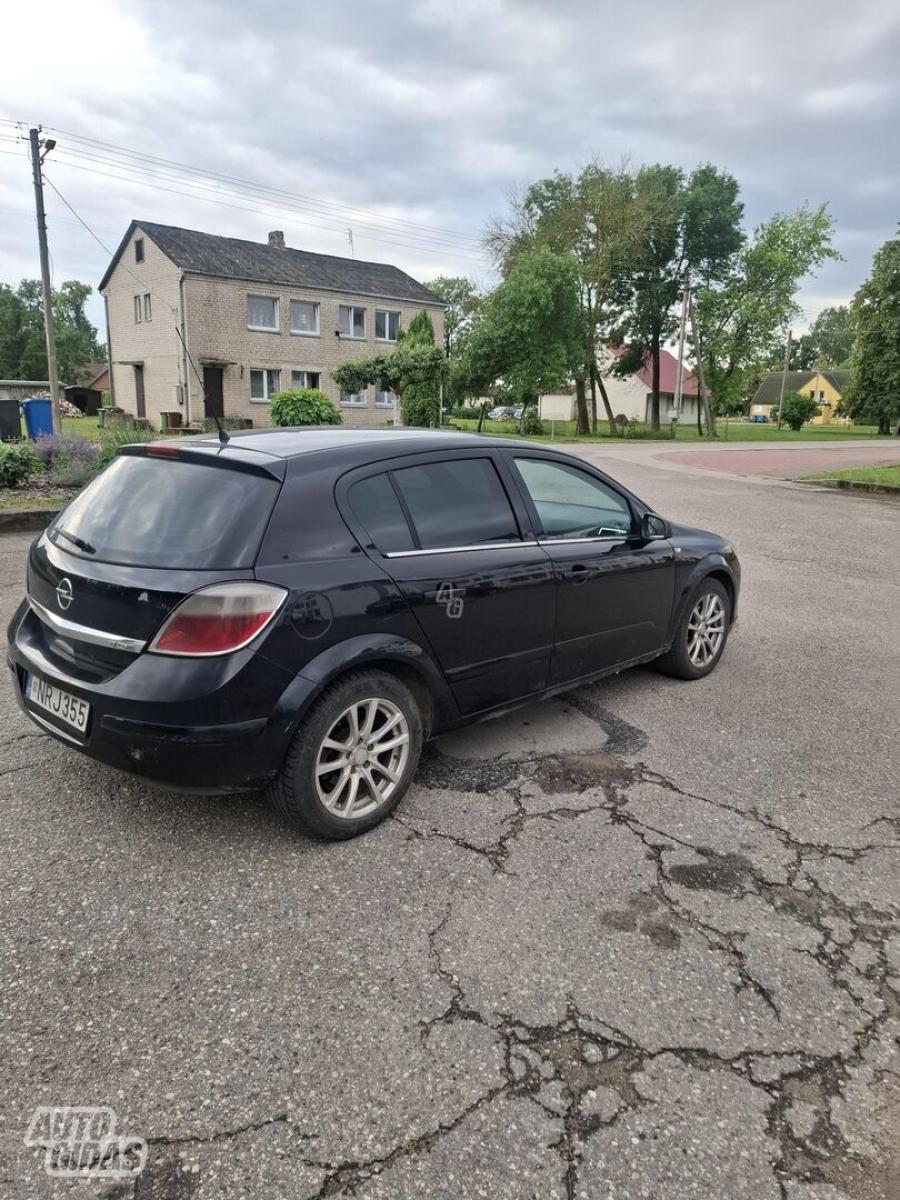Melns Opel Astra 2004 Alīta, ar dzinēja tilpumu 1.70 L un nobraukumu 328 tūkst. km par 600 €, foto 6 vietnē AUTOMOTO.COM.LV