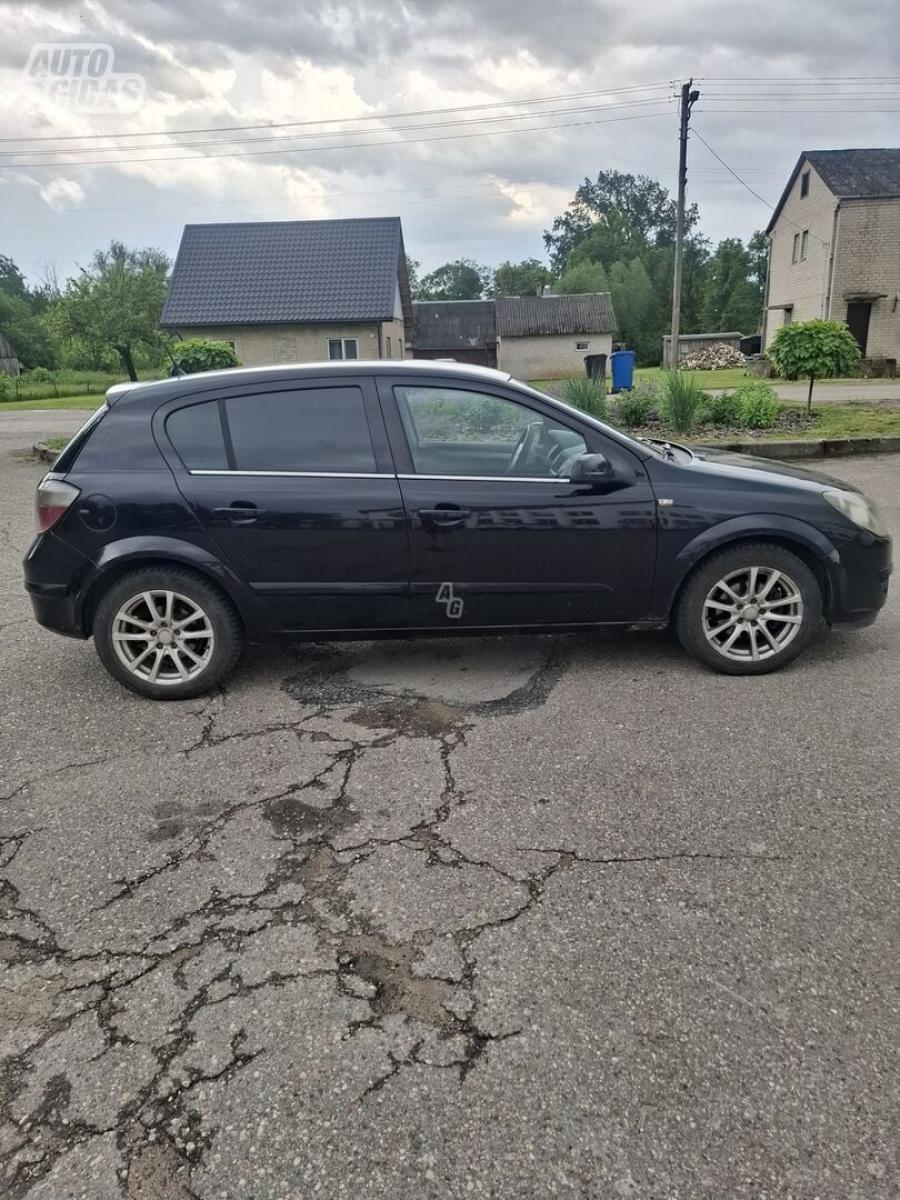 Melns Opel Astra 2004 Alīta, ar dzinēja tilpumu 1.70 L un nobraukumu 328 tūkst. km par 600 €, foto 7 vietnē AUTOMOTO.COM.LV