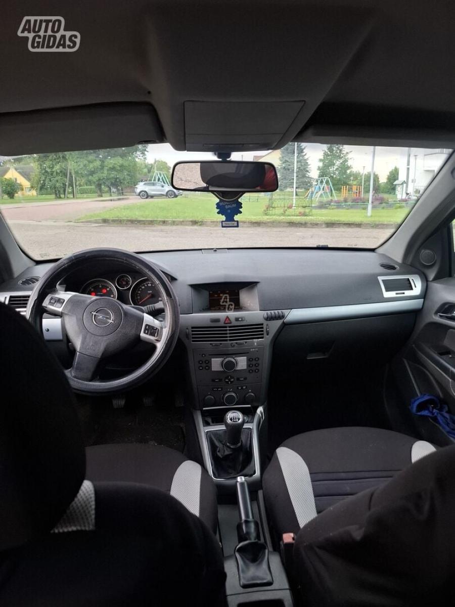 Melns Opel Astra 2004 Alīta, ar dzinēja tilpumu 1.70 L un nobraukumu 328 tūkst. km par 600 €, foto 10 vietnē AUTOMOTO.COM.LV