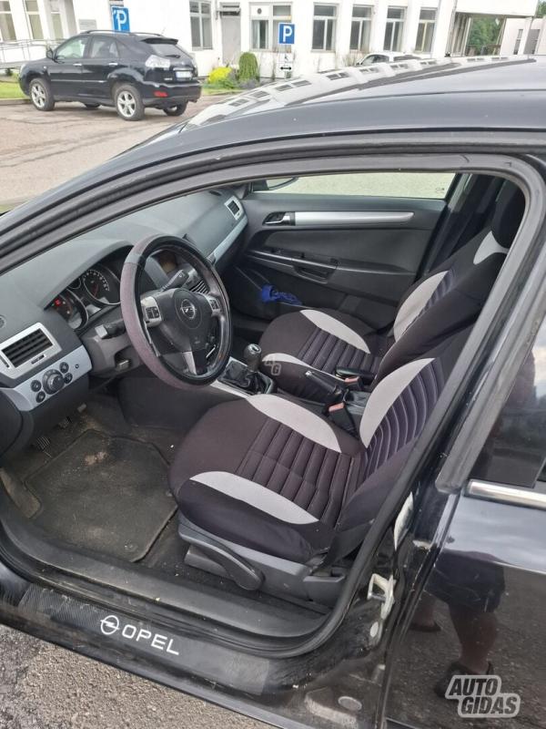 Black Opel Astra 2004 in Alytus, with an engine capacity of 1.70 L and mileage of 328 thousand km for 600 €, photo 10 on AUTOMOTO.COM.LV