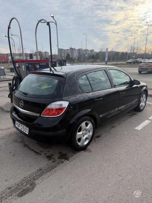 Black Opel Astra 2004 in Vilnius, with an engine capacity of 1.69 L and mileage of 199 thousand km for 900 €, photo  on AUTOMOTO.COM.LV