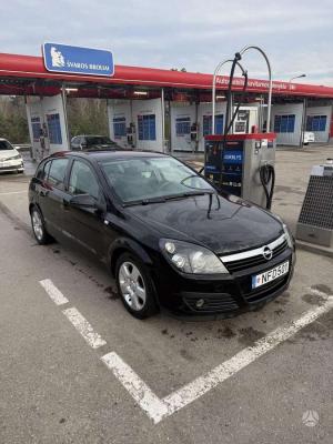 Black Opel Astra 2004 in Vilnius, with an engine capacity of 1.69 L and mileage of 199 thousand km for 900 €, photo 3 on AUTOMOTO.COM.LV