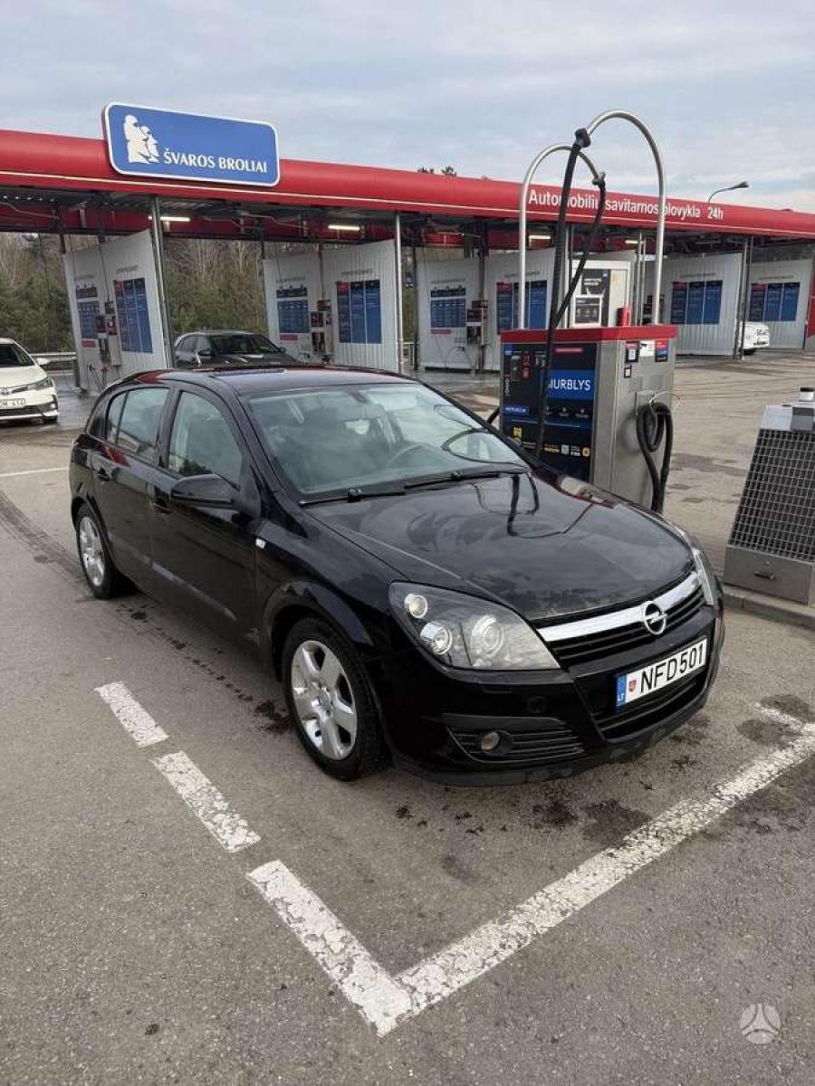 Black Opel Astra 2004 in Vilnius, with an engine capacity of 1.69 L and mileage of 199 thousand km for 900 €, photo 3 on AUTOMOTO.COM.LV