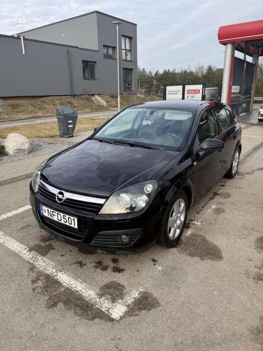Black Opel Astra 2004 in Vilnius, with an engine capacity of 1.69 L and mileage of 199 thousand km for 900 €, photo 4 on AUTOMOTO.COM.LV