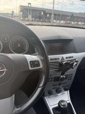 Black Opel Astra 2004 in Vilnius, with an engine capacity of 1.69 L and mileage of 199 thousand km for 900 €, photo 5 on AUTOMOTO.COM.LV