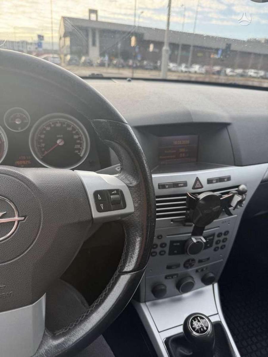 Black Opel Astra 2004 in Vilnius, with an engine capacity of 1.69 L and mileage of 199 thousand km for 900 €, photo 5 on AUTOMOTO.COM.LV