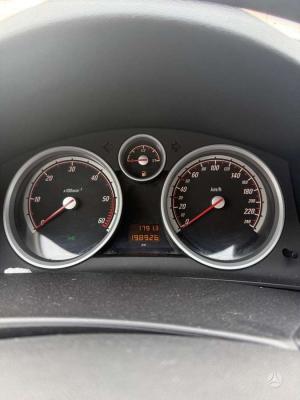 Black Opel Astra 2004 in Vilnius, with an engine capacity of 1.69 L and mileage of 199 thousand km for 900 €, photo 6 on AUTOMOTO.COM.LV