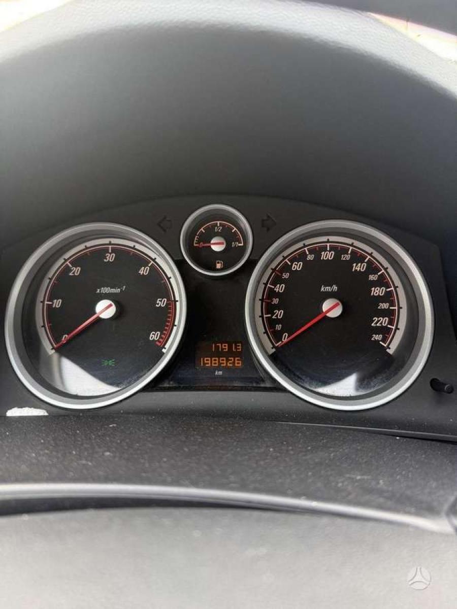 Black Opel Astra 2004 in Vilnius, with an engine capacity of 1.69 L and mileage of 199 thousand km for 900 €, photo 6 on AUTOMOTO.COM.LV