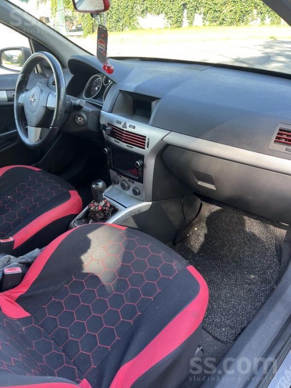 Opel Astra 2004 Rīga vietnē Melns Opel Astra 2004 Rīga, ar dzinēja tilpumu 1.40 L un nobraukumu 299 tūkst. km par 1500 €, foto 9 vietnē AUTOMOTO.COM.LV