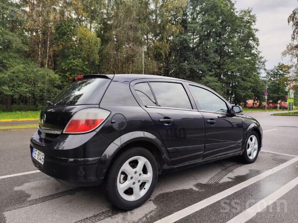 Black Opel Astra 2004 in Riga, with an engine capacity of 1.70 L and mileage of 293 thousand km for 2500 €, photo 3 on AUTOMOTO.COM.LV