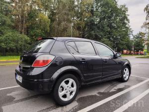 Black Opel Astra 2004 in Riga, with an engine capacity of 1.70 L and mileage of 293 thousand km for 2300 €, photo 3 on AUTOMOTO.COM.LV