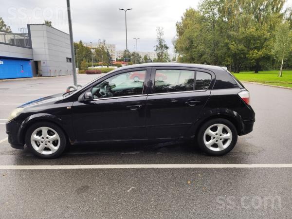 Black Opel Astra 2004 in Riga, with an engine capacity of 1.70 L and mileage of 293 thousand km for 2500 €, photo 4 on AUTOMOTO.COM.LV