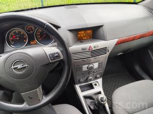 Black Opel Astra 2004 in Riga, with an engine capacity of 1.70 L and mileage of 293 thousand km for 2300 €, photo 11 on AUTOMOTO.COM.LV