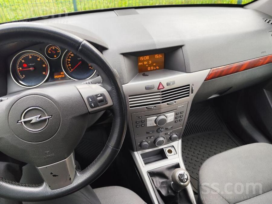 Black Opel Astra 2004 in Riga, with an engine capacity of 1.70 L and mileage of 293 thousand km for 2300 €, photo 11 on AUTOMOTO.COM.LV