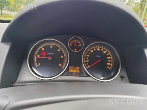 Black Opel Astra 2004 in Riga, with an engine capacity of 1.70 L and mileage of 293 thousand km for 2300 €, photo 12 on AUTOMOTO.COM.LV
