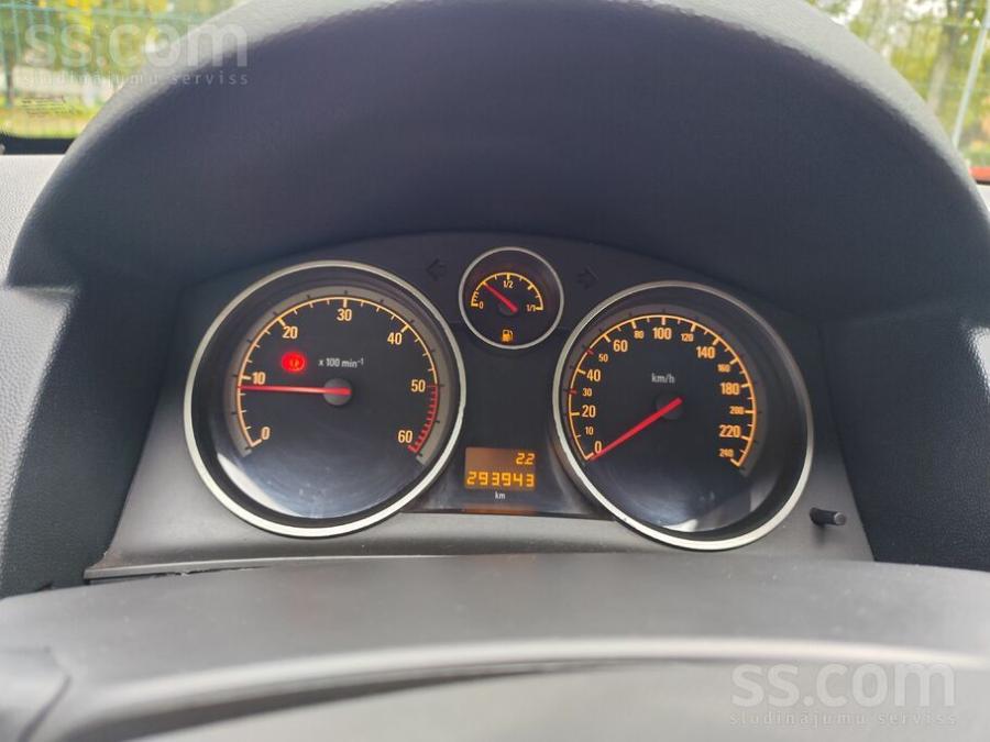 Black Opel Astra 2004 in Riga, with an engine capacity of 1.70 L and mileage of 293 thousand km for 2300 €, photo 12 on AUTOMOTO.COM.LV