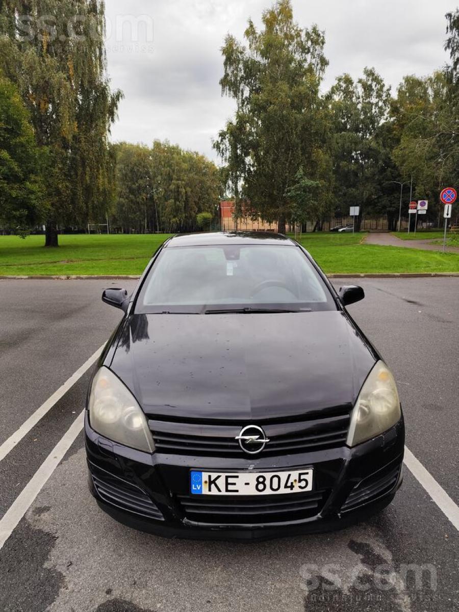 Black Opel Astra 2004 in Riga, with an engine capacity of 1.70 L and mileage of 293 thousand km for 2100 €, photo 4 on AUTOMOTO.COM.LV