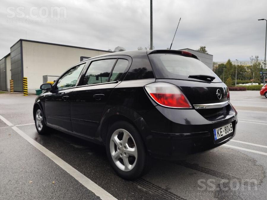 Black Opel Astra 2004 in Riga, with an engine capacity of 1.70 L and mileage of 293 thousand km for 2100 €, photo 7 on AUTOMOTO.COM.LV