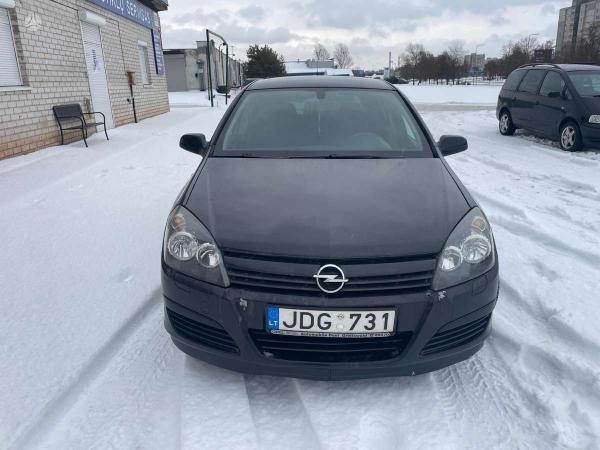 Black Opel Astra 2005 in Kaunas, with an engine capacity of 1.60 L and mileage of 284 thousand km for 1100 €, photo 2 on AUTOMOTO.COM.LV