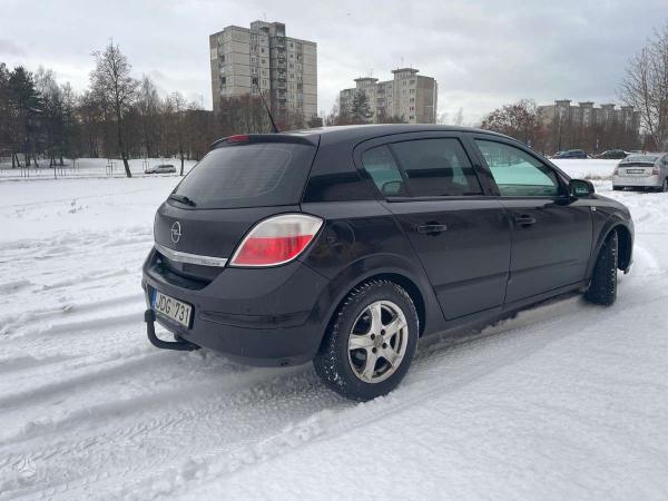 Black Opel Astra 2005 in Kaunas, with an engine capacity of 1.60 L and mileage of 284 thousand km for 1100 €, photo 3 on AUTOMOTO.COM.LV